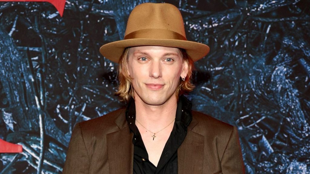 Jamie Campbell cantó al estilo “Vecna”, “About Damn Time”, de Lizzo ...