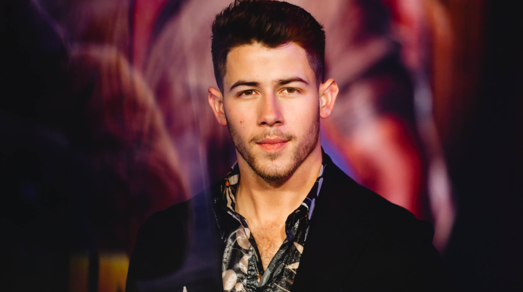 Nick Jonas regañó a sus fans por aventar cosas al escenario | Alfa News
